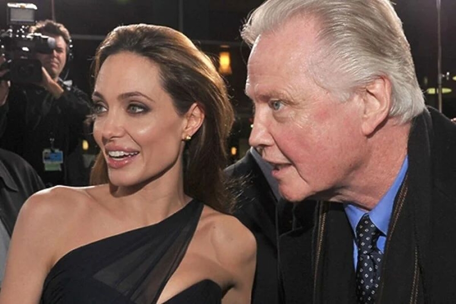 OTAC ANGELINE JOLIE OBRUŠIO SE NA NJU, JER PODRŽAVA PALESTINU: 'Ona je ... OTAC ANGELINE JOLIE OBRUŠIO SE NA NJU, JER PODRŽAVA PALESTINU: 'Ona je ...