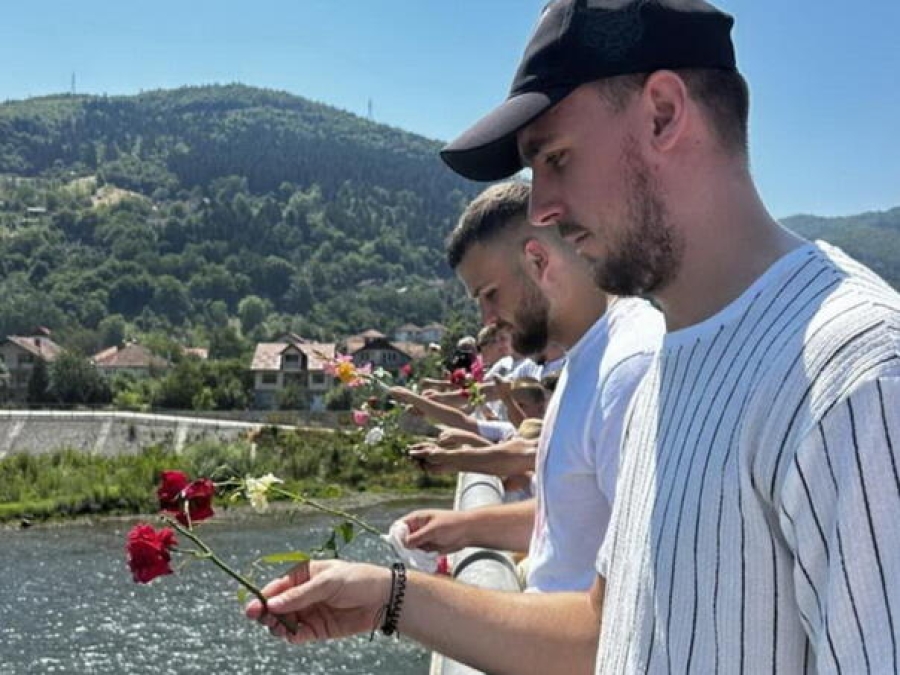 MLADI RUKOMETAŠI ODALI POČAST: U Drinu bačene ruže u znak sjećanja na ...