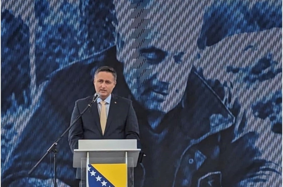 DENIS BEĆIROVIĆ O SPOMENIKU ALAGIĆU: 'Lažna je informacija da sam pod ... DENIS BEĆIROVIĆ O SPOMENIKU ALAGIĆU: 'Lažna je informacija da sam pod ...