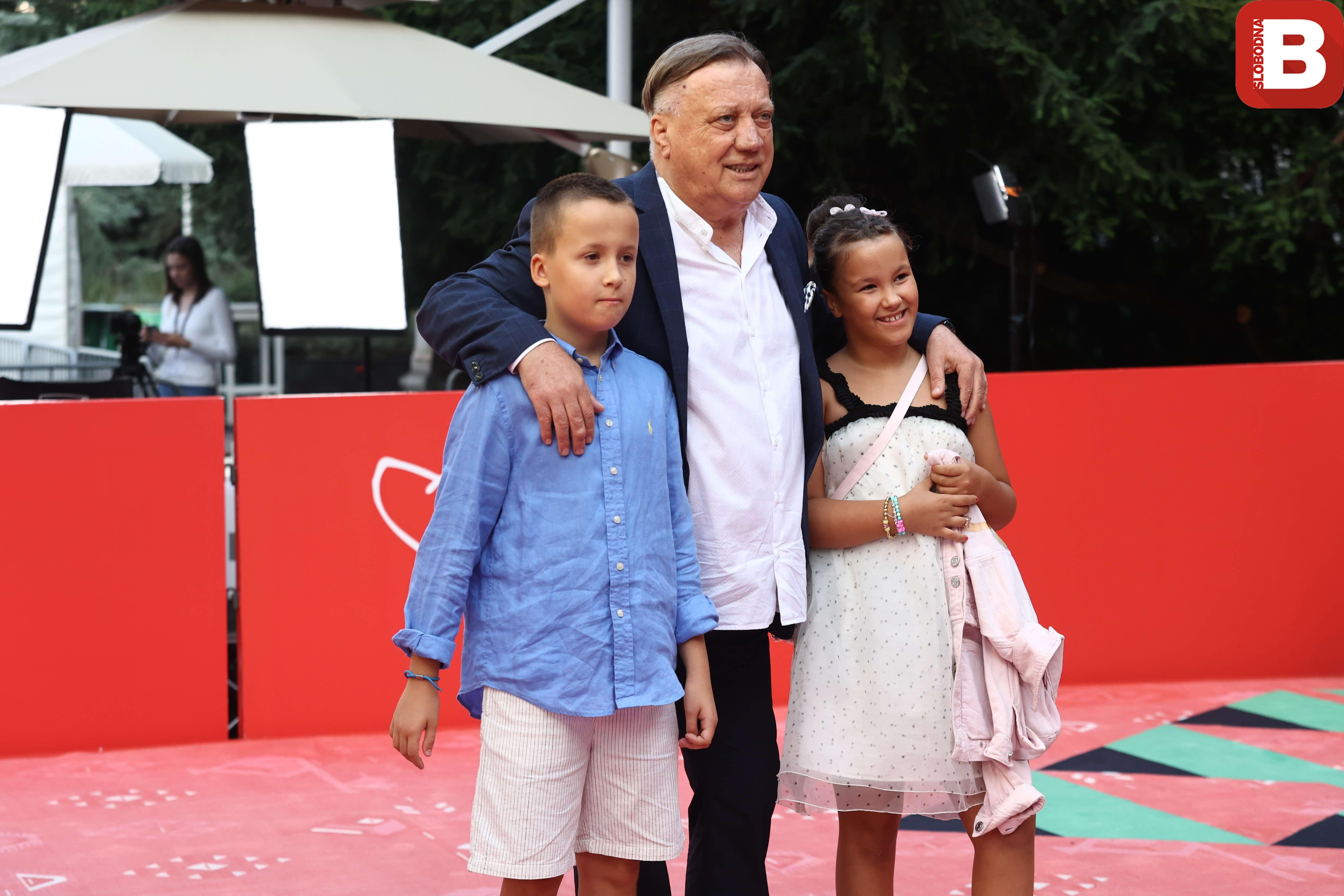'SB' PATROLA: Legendarni Halid Bešlić sa unucima prošetao crvenim ...