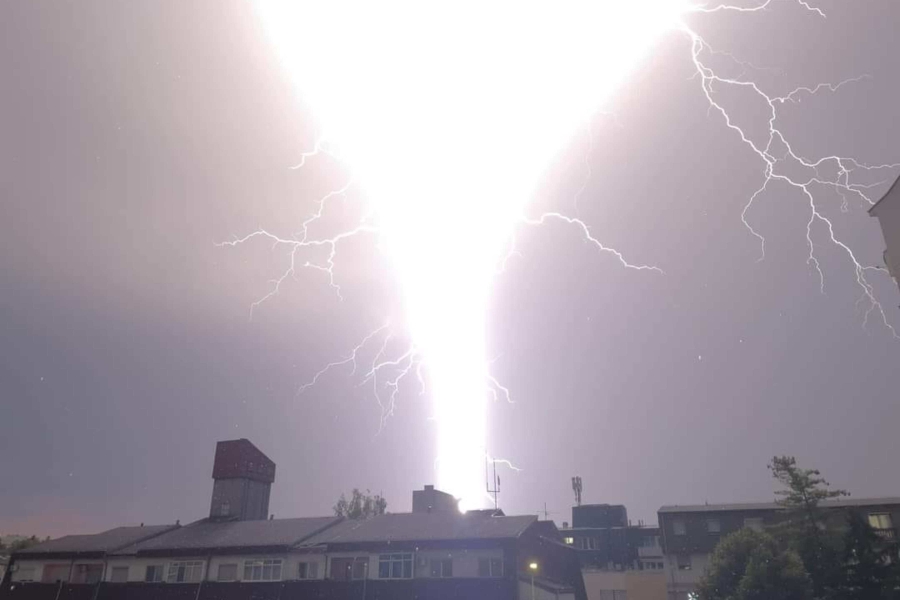 STRAVIČNI PRIZORI NA NEBU: Pogledajte kakva je oluja večeras pogodila ...