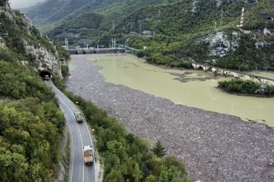 GOMILA OTPADA NA BRANAMA NA NERETVI: Inspekcija na terenu, počelo ...