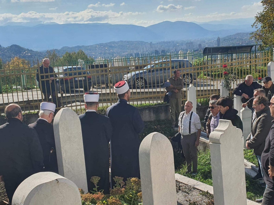 NA MEZARJU RAVNE BAKIJE: Po njegovoj izričitoj želji, prof. Esad Ćimić ...