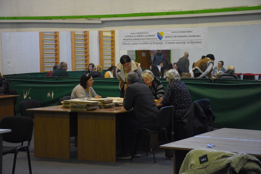 POČELA VERIFIKACIJA: Stigle vreće sa izbornim materijalima u 'Zetri ...