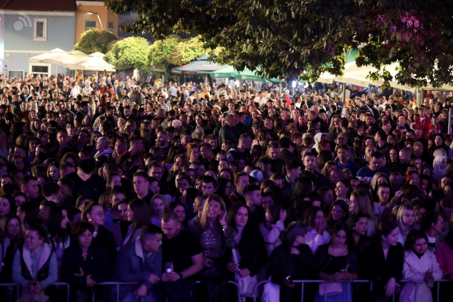 POVODOM DANA OSLOBOĐENJA TUZLE: Halid Bešlić održao veliki koncet na ...