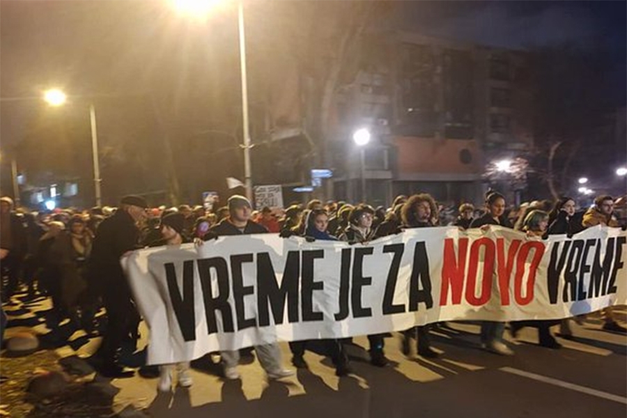 MASOVNE DEMONSTRACIJE U NOVOM SADU: Pogledajte kakve su poruke studenti ...
