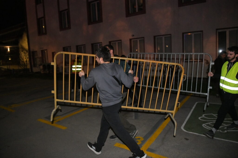 STUDENTI BLOKIRALI RTS U BEOGRADU: Žandarmerija ih tukla, kordon se probio i ušao u zgradu ...