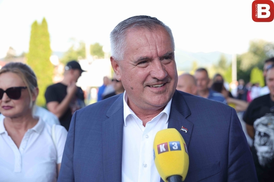 VIŠKOVIĆ PREUZEO ULOGU VODEĆEG KOMIČARA ZA GOVORNICOM NSRS-a ... VIŠKOVIĆ PREUZEO ULOGU VODEĆEG KOMIČARA ZA GOVORNICOM NSRS-a ...