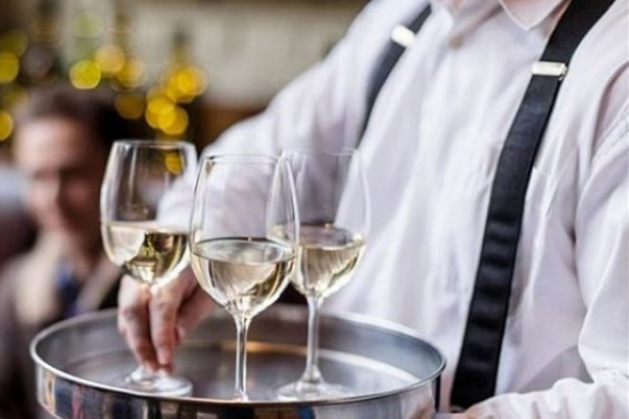 VIC DANA: Mujo radio kao konobar u poznatom restoranu, a kad su na vrata ušli čudni gosti ...