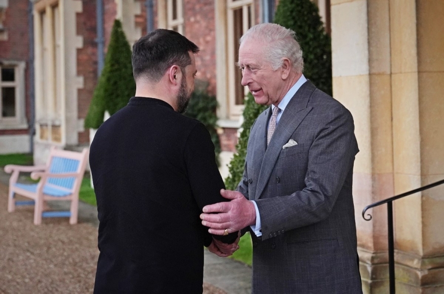 CHARLES III S TIM NEMA PROBLEMA: Zelenski, bez odijela, posjetio ...