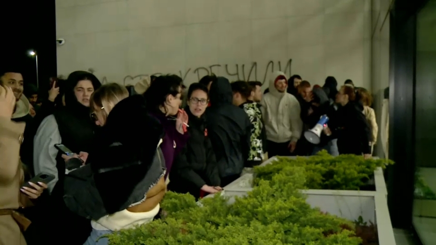 STUDENTI NE ODUSTAJU OD SVOJIH ZAHTJEVA: Policija deblokirala RTV u Novom Sadu, RTS u Beogradu i ...