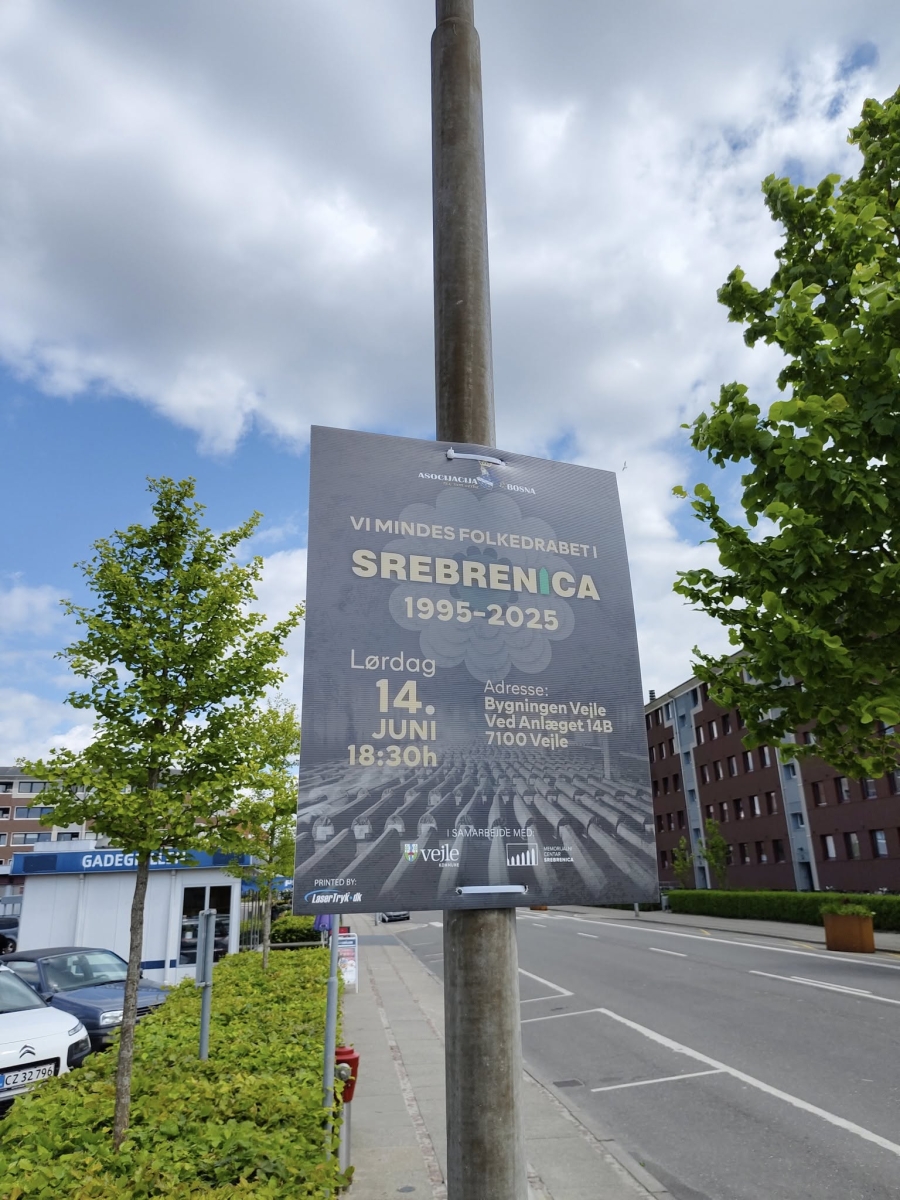DANSKA OBILJEŽAVA 30 GODINA OD GENOCIDA U SREBRENICI: Bilbordi s porukama širom grada Vejla ...