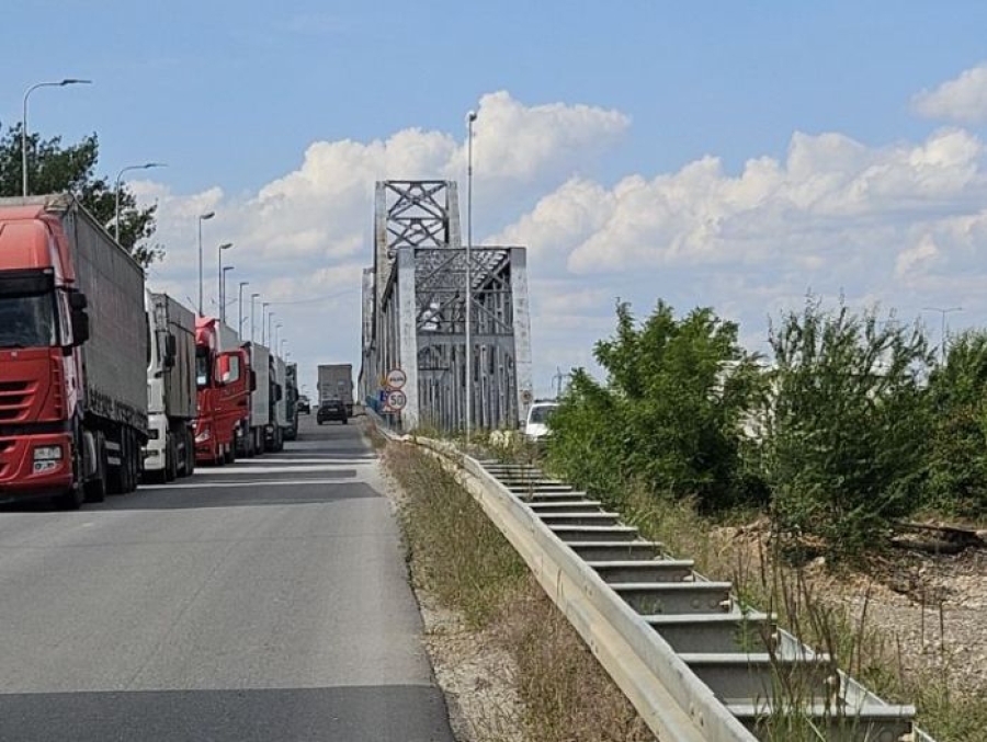 VELIKE KOLONE KAMIONA NA GRANIČNOM PRELAZU RAČA: Na GP-ima, pogotovo ...
