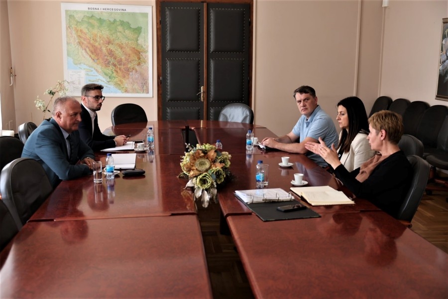 MINISTAR HELEZ RAZGOVARAO S DIREKTORICOM NACIONALNE I UNIVERZITETSKE BIBLIOTEKE BiH 'Državne ...