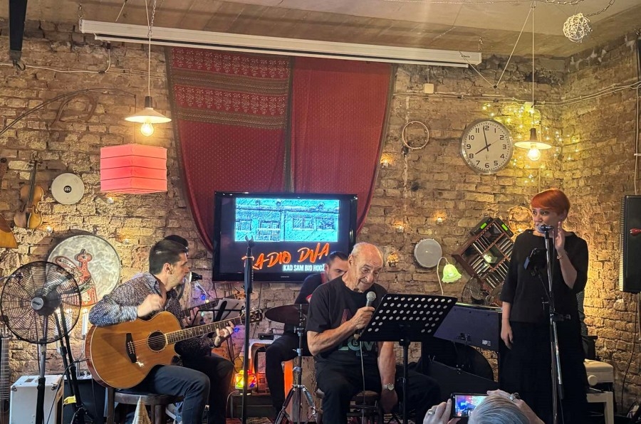 'SB' U ATELJEU 'FIGURE': 'Vjetar naglo s juga, sa radija Indexi i tuga ...