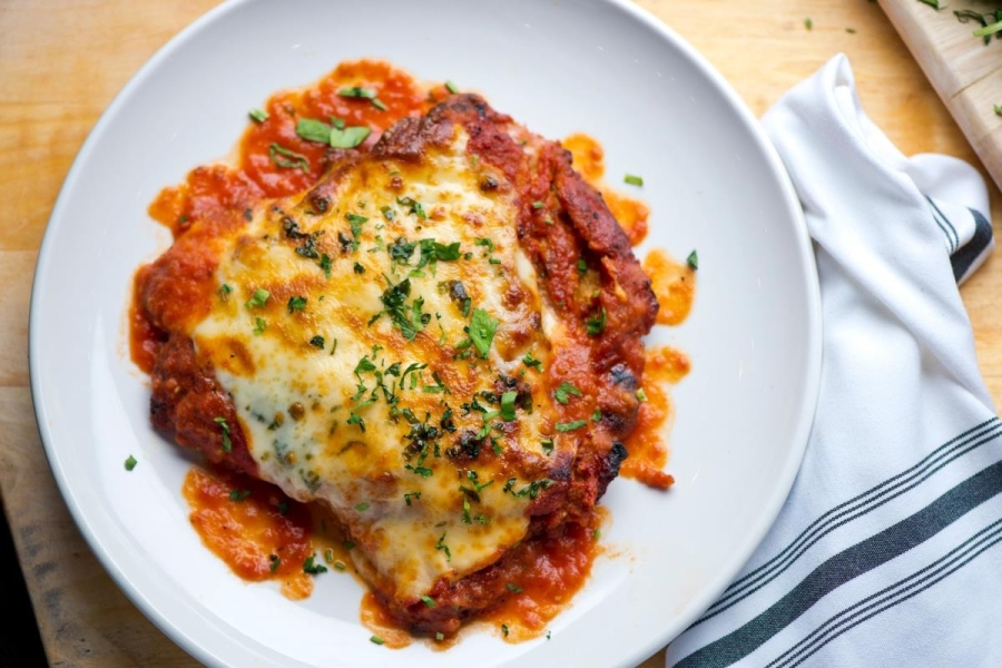 DOŠLO DOBA DA SE CHICKEN PARMIGIANA PROBA: Jelo se sastoji od pohovanog ...