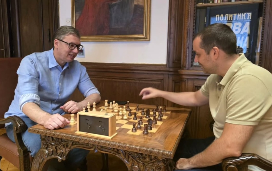 BAŠ GA BRIGA ZA ŽRTVE: Vučić igrao šah tokom 16 minuta tišine (FOTO ...