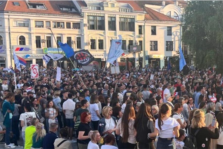 NAPETO S DRUGE STRANE DRINE: Građani na ulicama, poslali poruke Vučiću ...