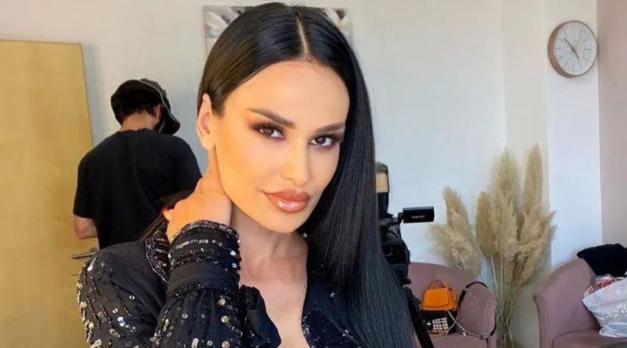 POPULARNA PJEVAČICA POKAZALA BUJNO POPRSJE I POSLALA PORUKU MUŠKARCIMA ...