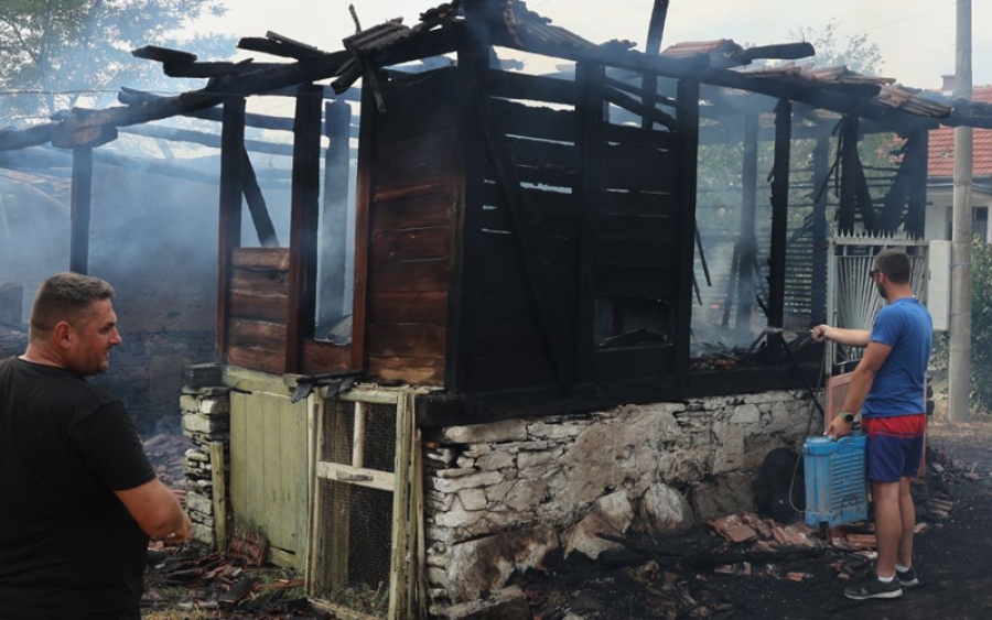 'KO NE GLASA ZA SNS NEK IZGORI': Požar u Dubovi razotkrio brutalnu ...