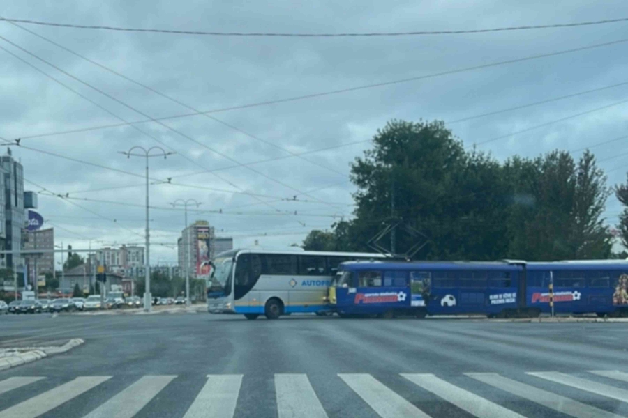 DRAMA U SARAJEVU: Kod Ambasade SAD sudarili se tramvaj i autobus | Slobodna Bosna
