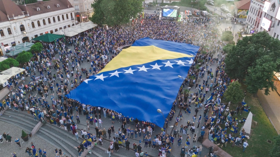 SPEKTAKL KAKAV BiH NE PAMTI: U Brčkom se večeras razvija najveća ...