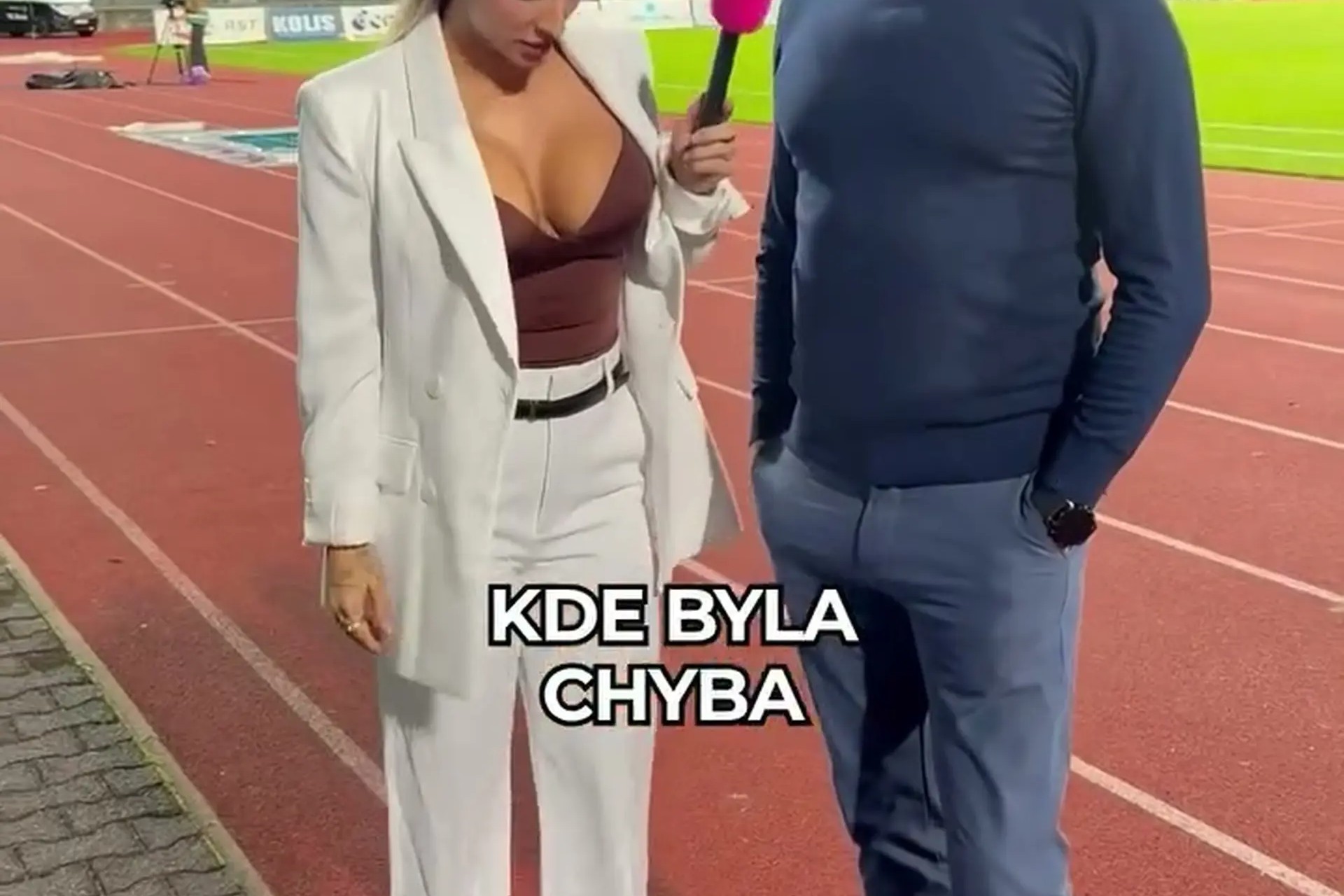 ČeŠki Gazda Servirao Je Treneru Bujnu Voditeljicu Nije Mu Lako Bilo